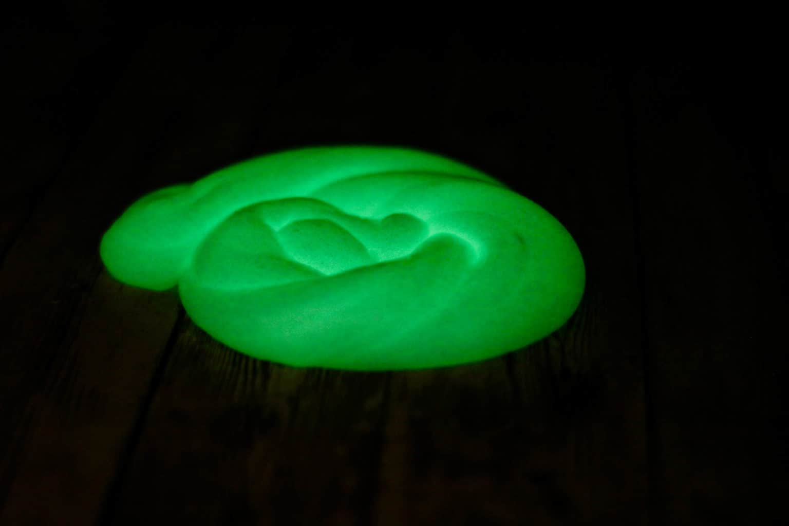 How to make glow in the dark slime - Hispana Global